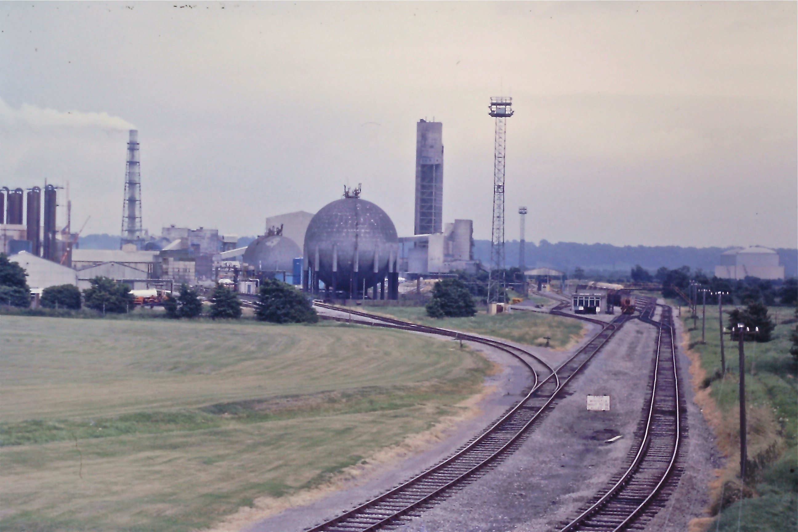 June 1986 – ICI Severnside – bogie tank wagons at the unloading racks ...